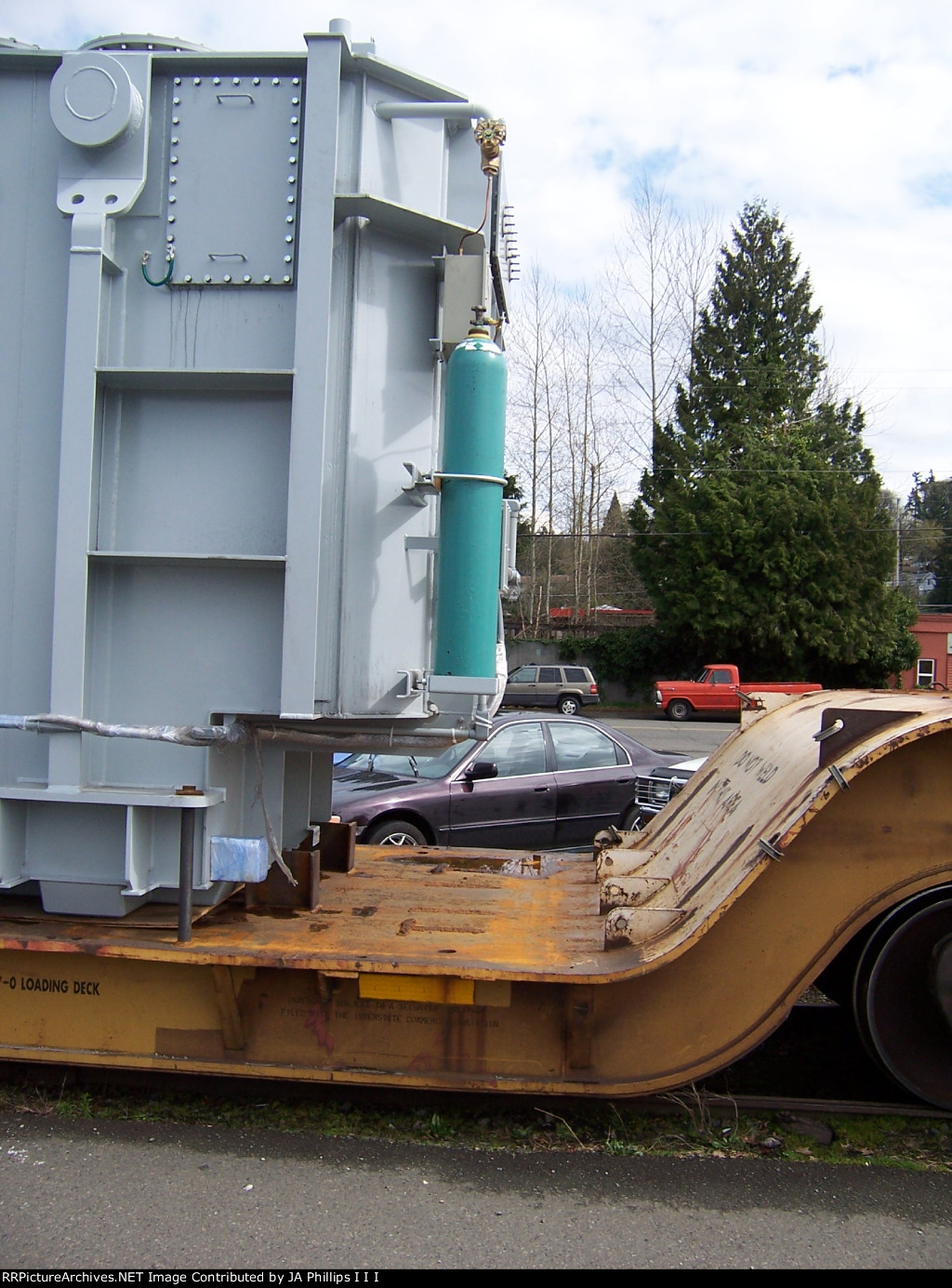 QTTX 130600 with a high-wide load on the Kent Gypsum spur